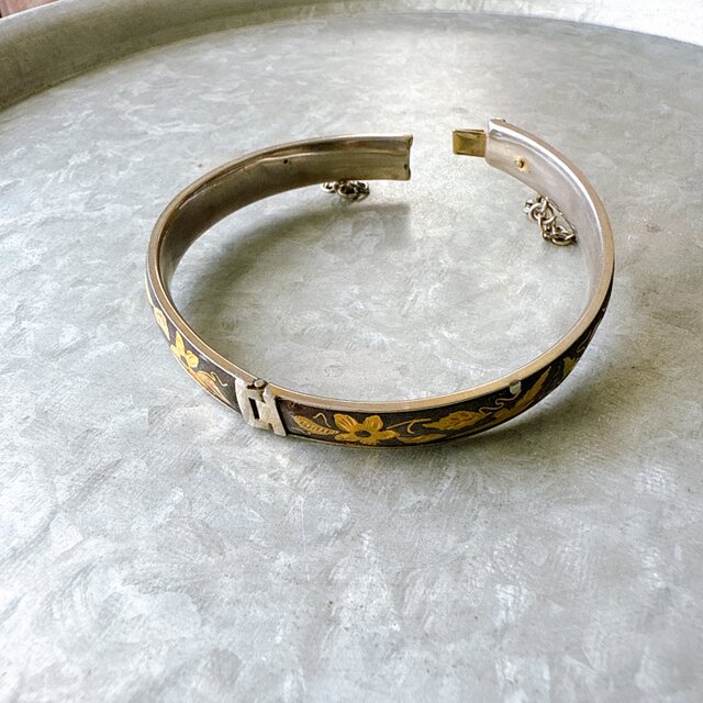 B151-ヴィンテージブレスレット U.S.A. 1970s Damasquinado Hinge Bracelet | iichi 日々の暮らしを心地よくするハンドメイドやアンティークの ...