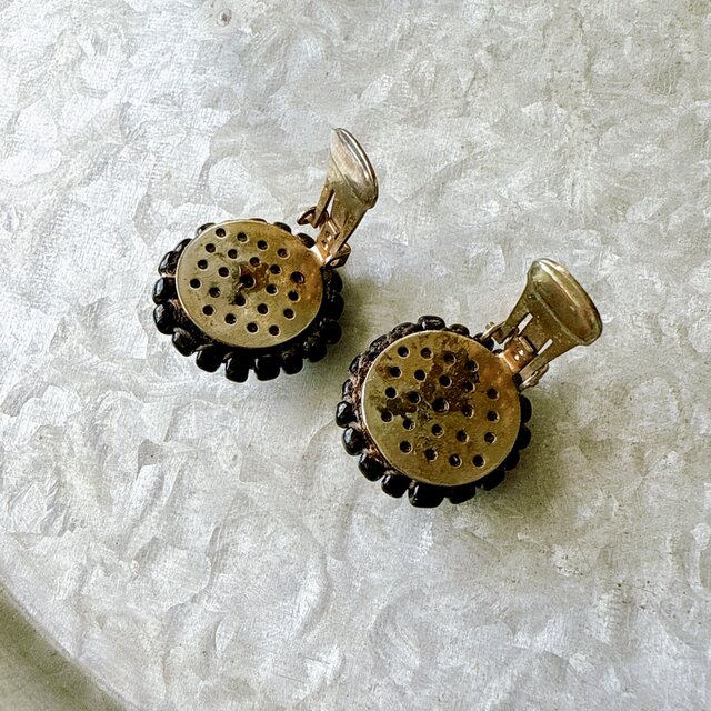 Y1146-ヴィンテージイヤリング U.S.A. 1960〜70s Black Beads Cluster | iichi 日々の暮らしを心地よくするハンドメイドやアンティークのマーケットプレイス