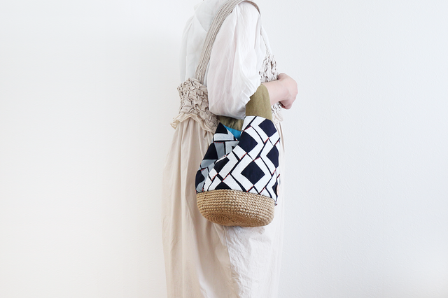 麻クロッシェのかごバッグ_S "more or less_NV" | iichi 日々の暮らしを心地よくするハンドメイドやアンティークのマーケットプレイス