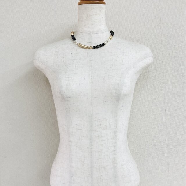 ガラスパールアシンメトリーmixネックレス/8mm約42cm+5cm/ブラックxゴールドmix/R/日本製 | iichi 日々の暮らしを心地よくするハンドメイドやアンティークのマーケットプレイス