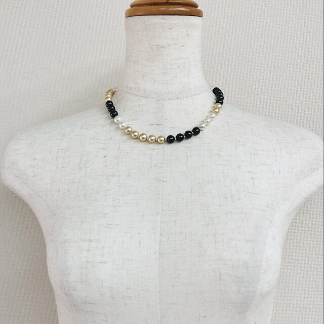 ガラスパールアシンメトリーmixネックレス/8mm約42cm+5cm/ブラックxゴールドmix/R/日本製 | iichi 日々の暮らしを心地よくするハンドメイドやアンティークのマーケットプレイス