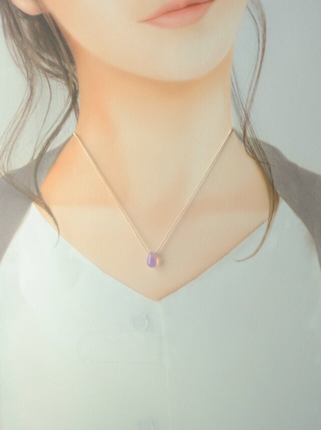 d99【藤】1つぶチェコドロップ 肌にやさしい絹糸のネックレス 糸の色＆長さえらべます | iichi 日々の暮らしを心地よくするハンドメイドやアンティークのマーケットプレイス