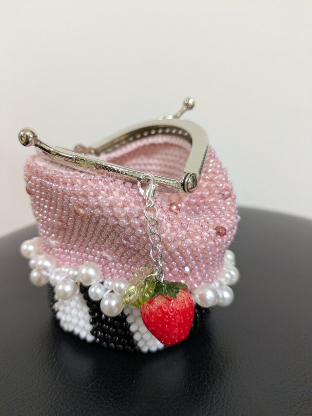 28*ビーズがま口☆カップケーキ☆ピンク×黒 | iichi 日々の暮らしを心地よくするハンドメイドやアンティークのマーケットプレイス