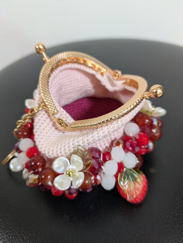 37*ビーズがま口☆ストロベリーバスケット | iichi 日々の暮らしを心地よくするハンドメイドやアンティークのマーケットプレイス