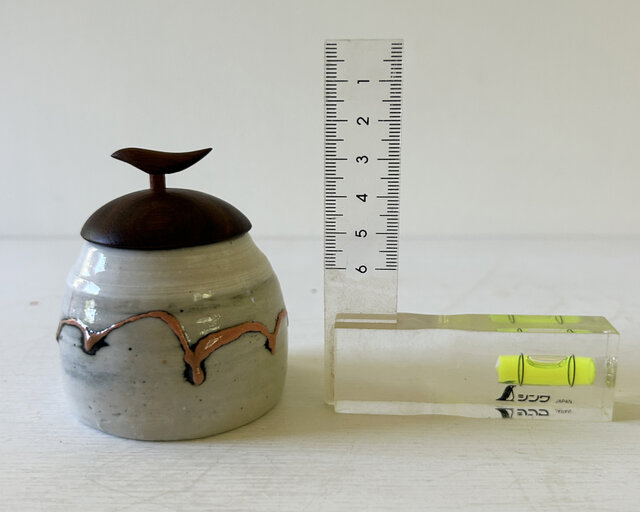 小壺・白イッチン | iichi 日々の暮らしを心地よくするハンドメイドやアンティークのマーケットプレイス