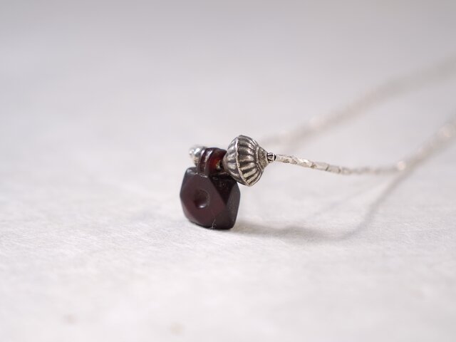 -carving Garnet- silver pendant | iichi 日々の暮らしを心地よくするハンドメイドやアンティークのマーケットプレイス