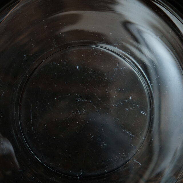 スモーキーブラックな色味 昭和後期 プレスガラス浅型平鉢 皿 暮らしに インテリア 古民家 | iichi 日々の暮らしを心地よくするハンドメイドやアンティークのマーケットプレイス