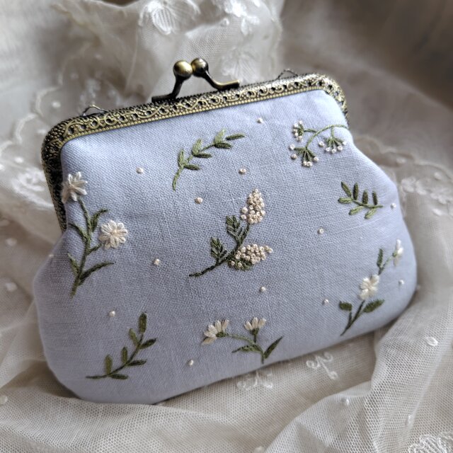 刺繍*野の花*がま口ポーチ*スモーキーブルー | iichi 日々の暮らしを心地よくするハンドメイドやアンティークのマーケットプレイス