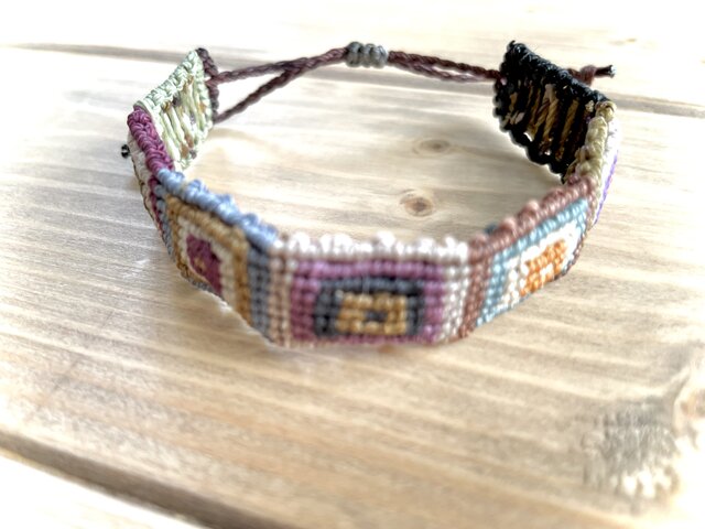 パッチワークの様なマクラメブブレスレット | iichi 日々の暮らしを心地よくするハンドメイドやアンティークのマーケットプレイス