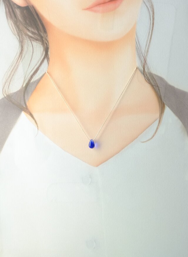 d92【ブルーローズ】1つぶチェコドロップ 肌にやさしい絹糸のネックレス 糸の色＆長さえらべます | iichi 日々の暮らしを心地よくするハンドメイドやアンティークのマーケットプレイス