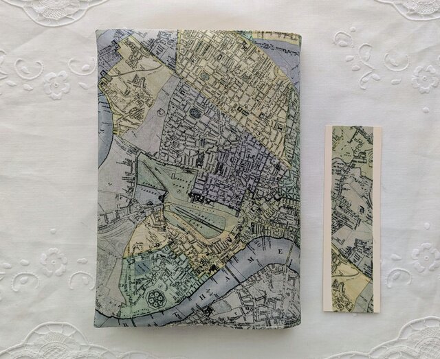 リバティプリント 単行本用(Cary‘s Patchwork） | iichi 日々の暮らしを心地よくするハンドメイドやアンティークのマーケットプレイス