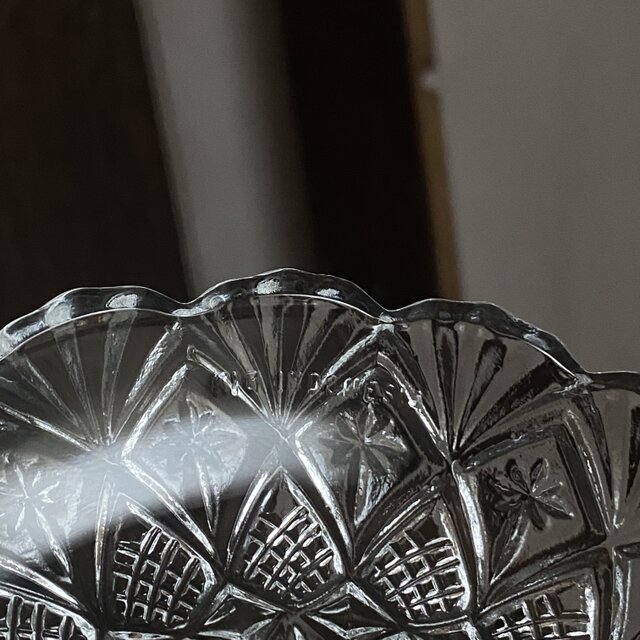 見込みに花文様 素敵な形状。インドネシア産 プレスガラス小皿 丁寧な暮らし ギザギザ | iichi 日々の暮らしを心地よくするハンドメイドやアンティークのマーケットプレイス