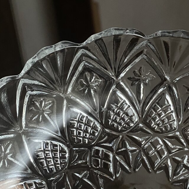 見込みに花文様 素敵な形状。インドネシア産 プレスガラス小皿 丁寧な暮らし ギザギザ | iichi 日々の暮らしを心地よくするハンドメイドやアンティークのマーケットプレイス