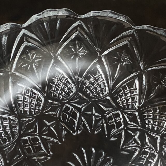 見込みに花文様 素敵な形状。インドネシア産 プレスガラス小皿 丁寧な暮らし ギザギザ | iichi 日々の暮らしを心地よくするハンドメイドやアンティークのマーケットプレイス