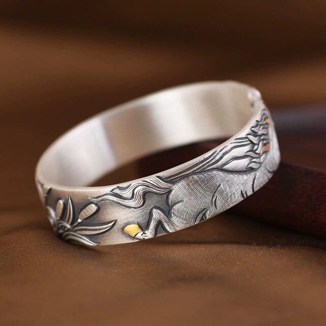 駿馬のバングル - 時を超えるエレガンスと力強さの象徴 B079 | iichi 日々の暮らしを心地よくするハンドメイドやアンティークのマーケットプレイス