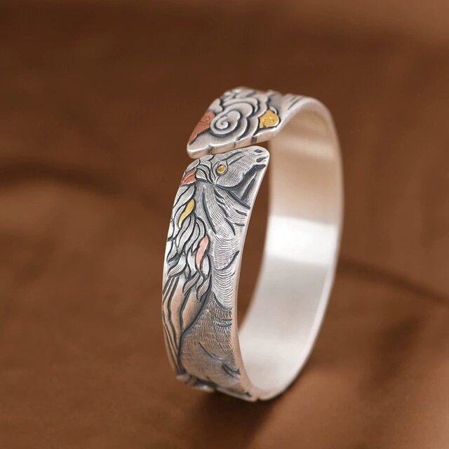 駿馬のバングル - 時を超えるエレガンスと力強さの象徴 B079 | iichi 日々の暮らしを心地よくするハンドメイドやアンティークのマーケットプレイス