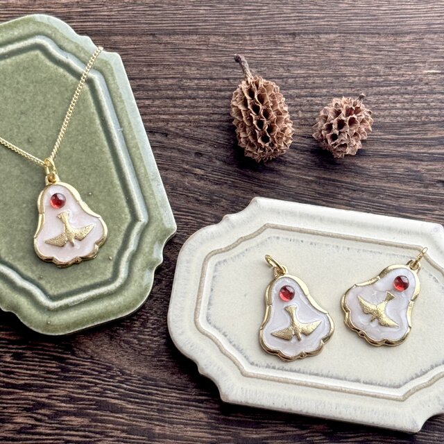 モザンビーク産 ガーネットを留めたハトのメダイ ペンダント | iichi 日々の暮らしを心地よくするハンドメイドやアンティークのマーケットプレイス