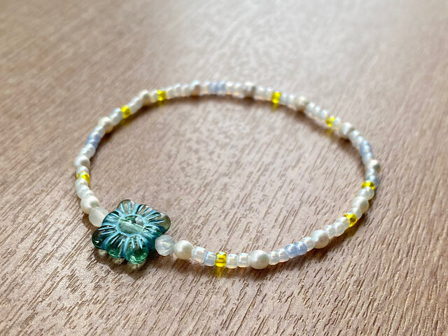 Beaded bracelet-121 | iichi 日々の暮らしを心地よくするハンドメイドやアンティークのマーケットプレイス