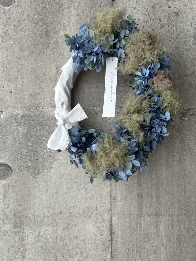 W25050 スモークツリーとブルーアジサイのリース | iichi 日々の暮らしを心地よくするハンドメイドやアンティークのマーケットプレイス