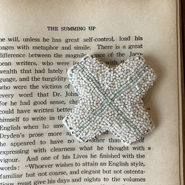 ビーズのクロスブローチ(002) | iichi 日々の暮らしを心地よくするハンドメイドやアンティークのマーケットプレイス