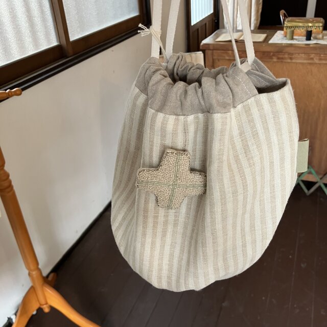 ビーズのクロスブローチ(002) | iichi 日々の暮らしを心地よくするハンドメイドやアンティークのマーケットプレイス