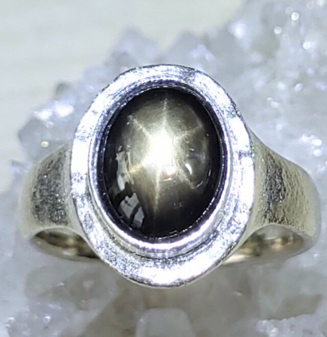 光の差す方へ＊black star sapphire 925 ring | iichi 日々の暮らしを心地よくするハンドメイドやアンティークのマーケットプレイス