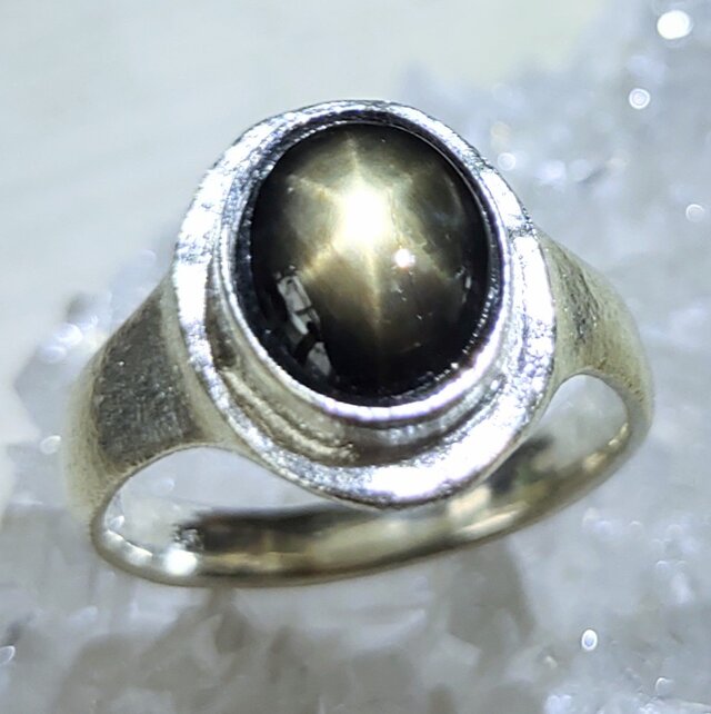 光の差す方へ＊black star sapphire 925 ring | iichi 日々の暮らしを心地よくするハンドメイドやアンティークのマーケットプレイス