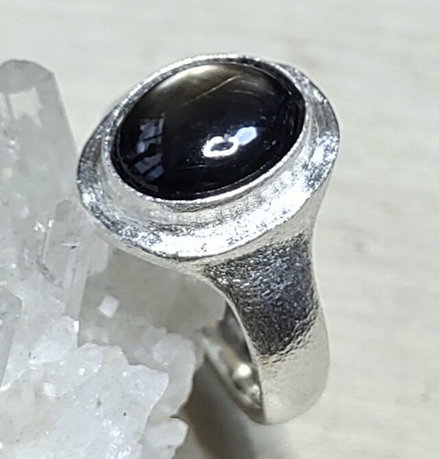 光の差す方へ＊black star sapphire 925 ring | iichi 日々の暮らしを心地よくするハンドメイドやアンティークのマーケットプレイス