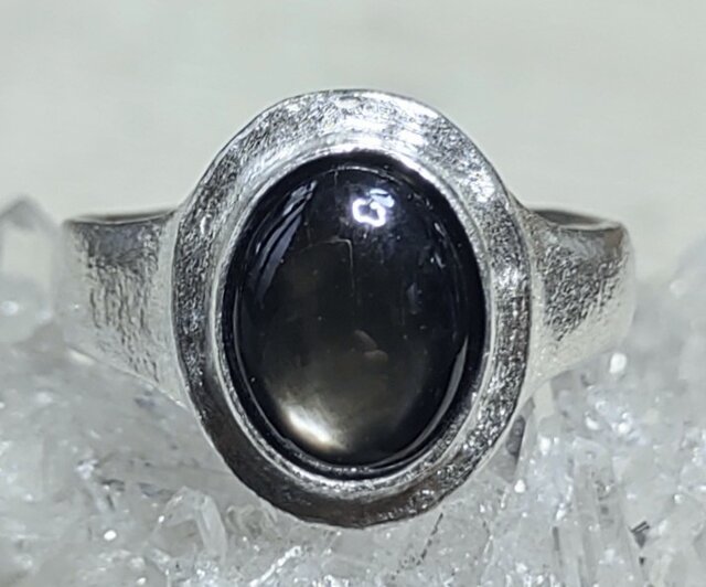 光の差す方へ＊black star sapphire 925 ring | iichi 日々の暮らしを心地よくするハンドメイドやアンティークのマーケットプレイス