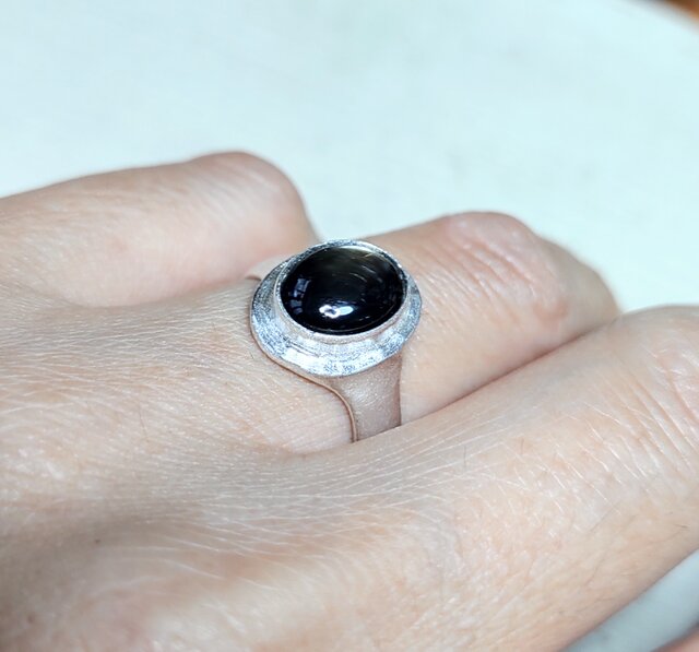 光の差す方へ＊black star sapphire 925 ring | iichi 日々の暮らしを心地よくするハンドメイドやアンティークのマーケットプレイス