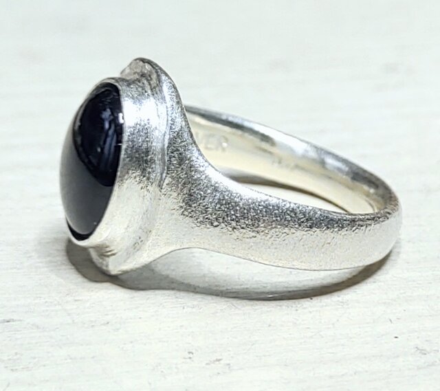 光の差す方へ＊black star sapphire 925 ring | iichi 日々の暮らしを心地よくするハンドメイドやアンティークのマーケットプレイス