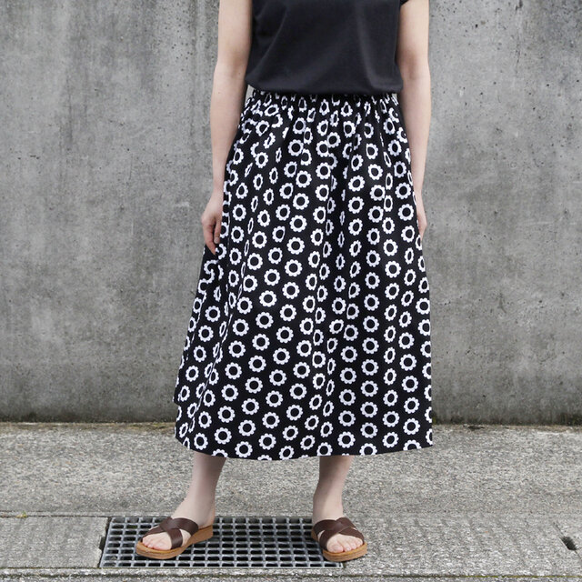 【受注制作】アフリカ布のギャザースカート（ モノクロフラワー ）アフリカンプリント アフリカンファブリック | iichi 日々の暮らしを心地よくするハンドメイドやアンティークのマーケットプレイス