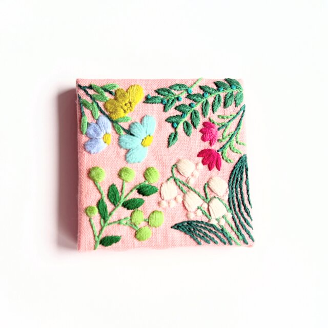草花の刺繍パネル(botanical）#377 | iichi 日々の暮らしを心地よくするハンドメイドやアンティークのマーケットプレイス