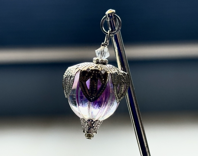 かんざし 鬼灯の様な紫とクリアカラーの2トーンカラービーズ 一本挿し 一本簪 涼しげ 夏 ホオズキ ほおずき | iichi 日々の暮らしを心地よくするハンドメイドやアンティークのマーケットプレイス