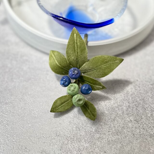 布花 美味しそうな実のブルーベリーのコサージュ | iichi 日々の暮らしを心地よくするハンドメイドやアンティークのマーケットプレイス