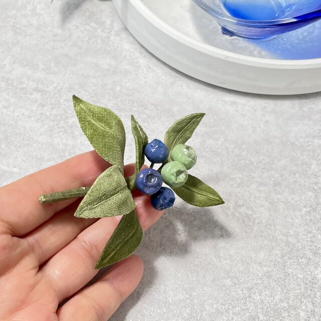 布花 美味しそうな実のブルーベリーのコサージュ | iichi 日々の暮らしを心地よくするハンドメイドやアンティークのマーケットプレイス