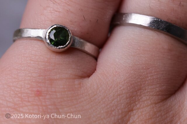 【黄緑色と緑の隠れバイカラー】タイ カンチャナブリ産 バイカラーグリーンサファイア・シルバーリング【葉隠】 | iichi 日々の暮らしを心地よくするハンドメイドやアンティークのマーケットプレイス