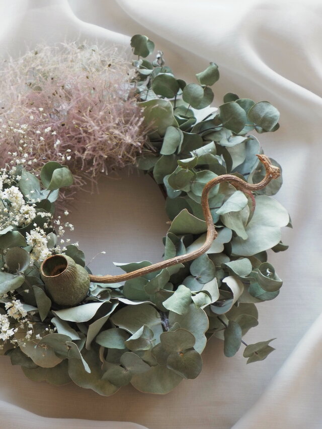 ユーカリとスモークツリーのリース | iichi 日々の暮らしを心地よくするハンドメイドやアンティークのマーケットプレイス