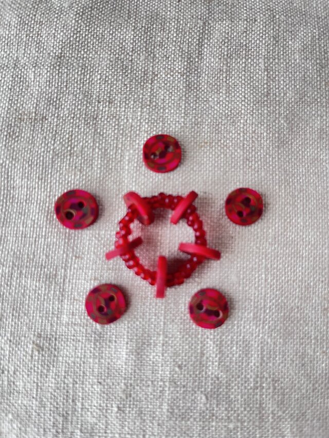 macreeボタンと粒ビーズのワッカピアス・イヤリング 赤 | iichi 日々の暮らしを心地よくするハンドメイドやアンティークのマーケットプレイス