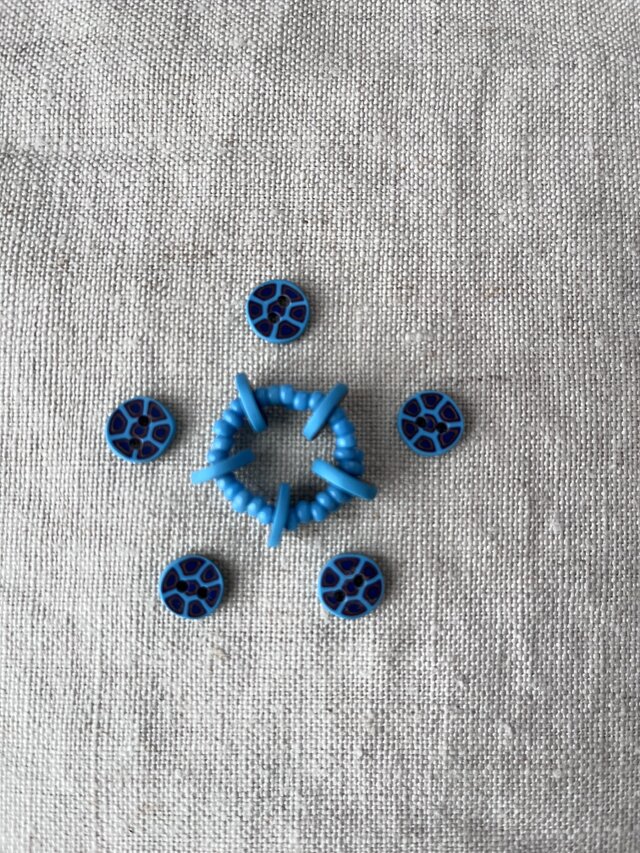 macreeボタンと粒ビーズのワッカピアス・イヤリング 水色 | iichi 日々の暮らしを心地よくするハンドメイドやアンティークのマーケットプレイス