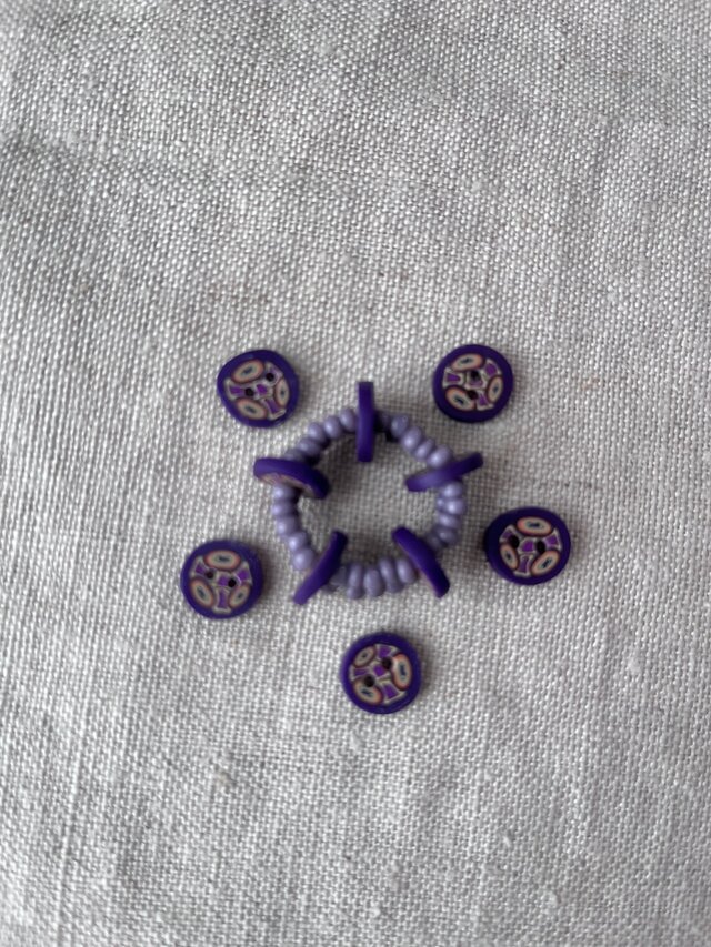 macreeボタンと粒ビーズのワッカピアス・イヤリング 紫 | iichi 日々の暮らしを心地よくするハンドメイドやアンティークのマーケットプレイス