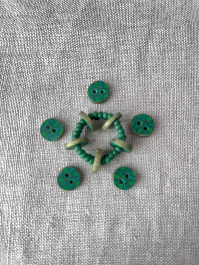 macreeボタンと粒ビーズのワッカピアス・イヤリング 緑 | iichi 日々の暮らしを心地よくするハンドメイドやアンティークのマーケットプレイス