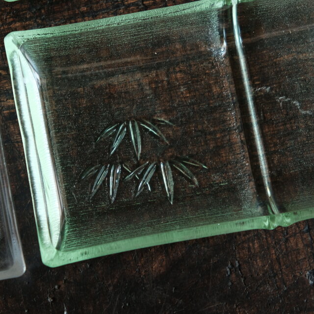 竹と梅 曇りガラス長方皿4客セット 和食器 古民家 薬味皿 クリア・ライトグリーン 昭和後期以降 | iichi 日々の暮らしを心地よくするハンドメイドやアンティークのマーケットプレイス