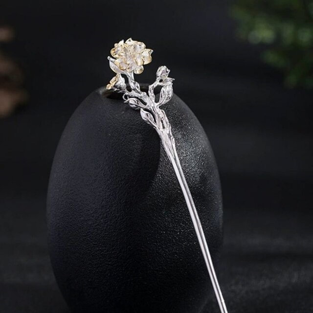 椿のかんざし - 和と洋のスタイルに馴染む優雅なデザイン K172 | iichi 日々の暮らしを心地よくするハンドメイドやアンティークの ...