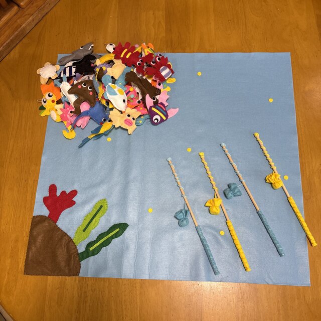 フェルトのお魚釣りセット50匹 | iichi 日々の暮らしを心地よくするハンドメイドやアンティークのマーケットプレイス