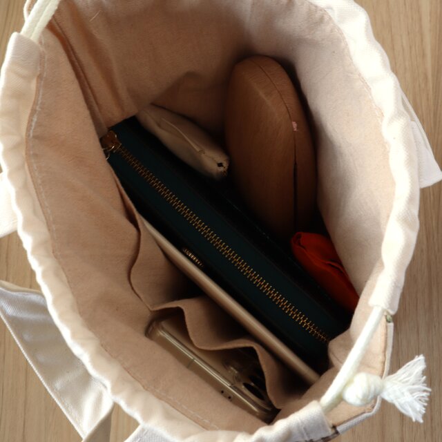 帆布の巾着バッグ パッチワーク 巾着トート 帆布バッグ 帆布トート 生成×ブルー系 No.413 | iichi 日々の暮らしを心地よくするハンドメイドやアンティークのマーケットプレイス