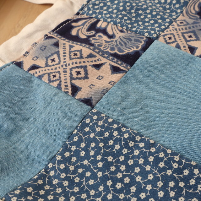 帆布の巾着バッグ パッチワーク 巾着トート 帆布バッグ 帆布トート 生成×ブルー系 No.413 | iichi 日々の暮らしを心地よくするハンドメイドやアンティークのマーケットプレイス