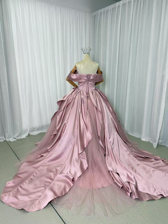 カラードレス ピンク オフショルダー プリンセスライン ラッフルフリル デザイン感 可愛い 花嫁 | iichi 日々の暮らしを心地よくするハンドメイドやアンティークのマーケットプレイス