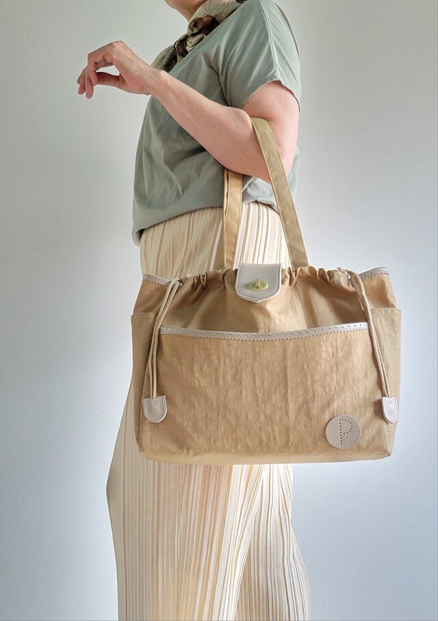 ナイロン撥水加工のトートバック大容量(ベージュ) | iichi 日々の暮らしを心地よくするハンドメイドやアンティークのマーケットプレイス