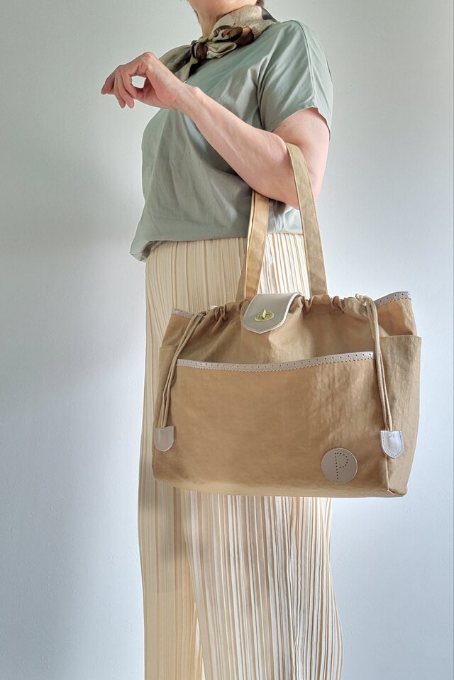 ナイロン撥水加工のトートバック大容量(ベージュ) | iichi 日々の暮らしを心地よくするハンドメイドやアンティークのマーケットプレイス